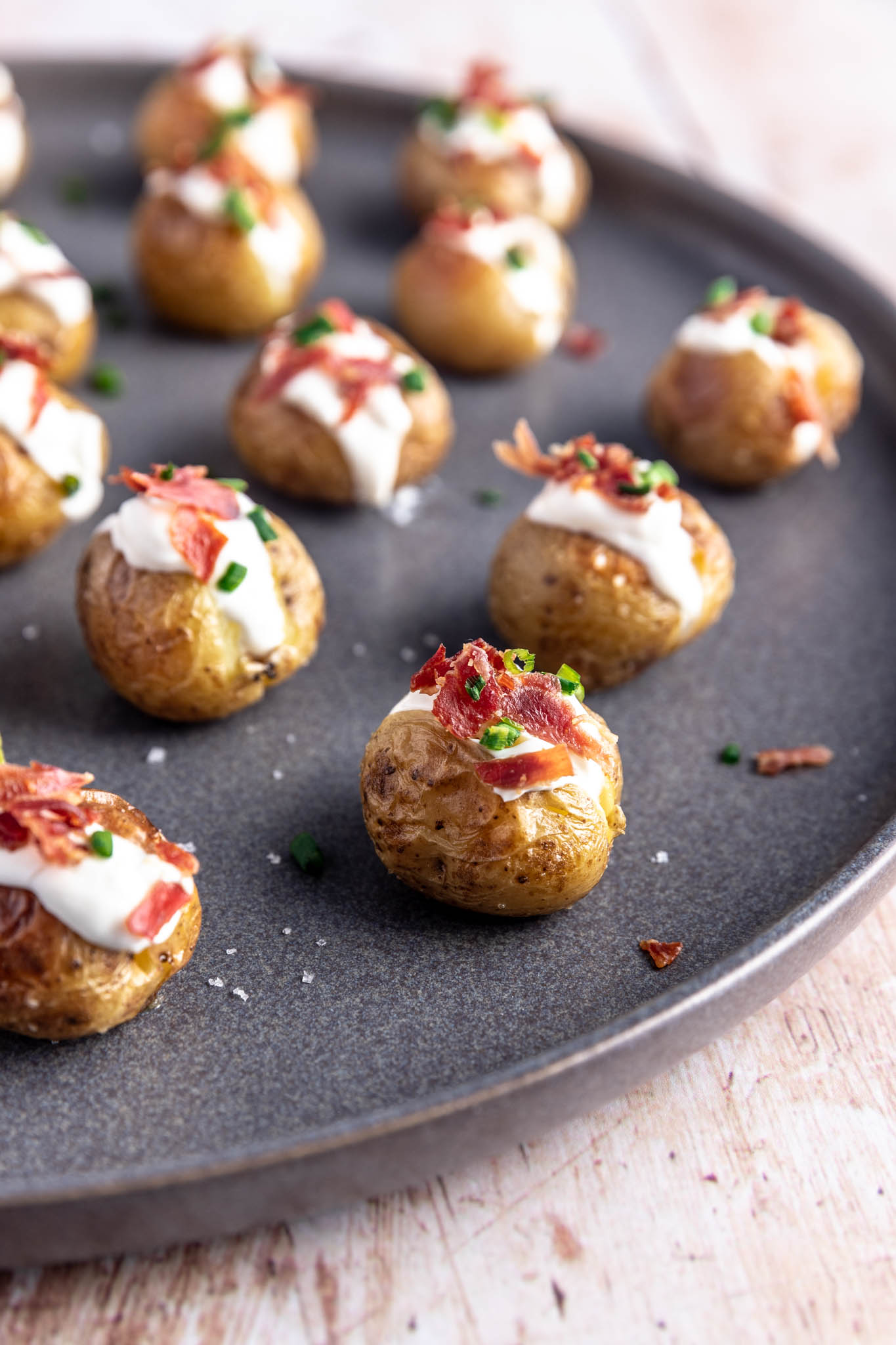 Bouchées de patates à la crème sûre et prosciutto - Dash of Honey Bouchées de patates à la crème sûre et prosciutto - Dash of Honey